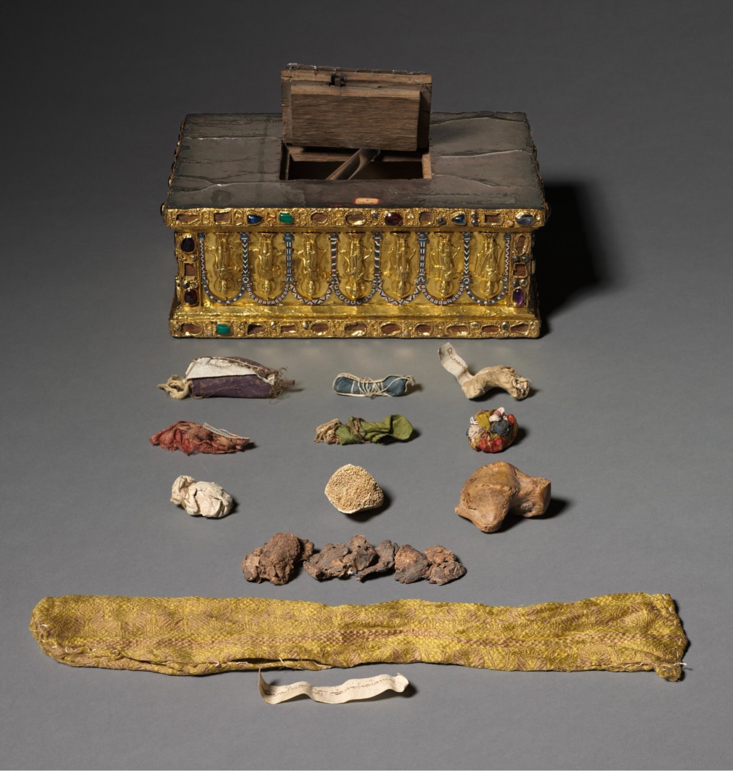 Sacred Cloth: Silk in Medieval Western Europe – AHA